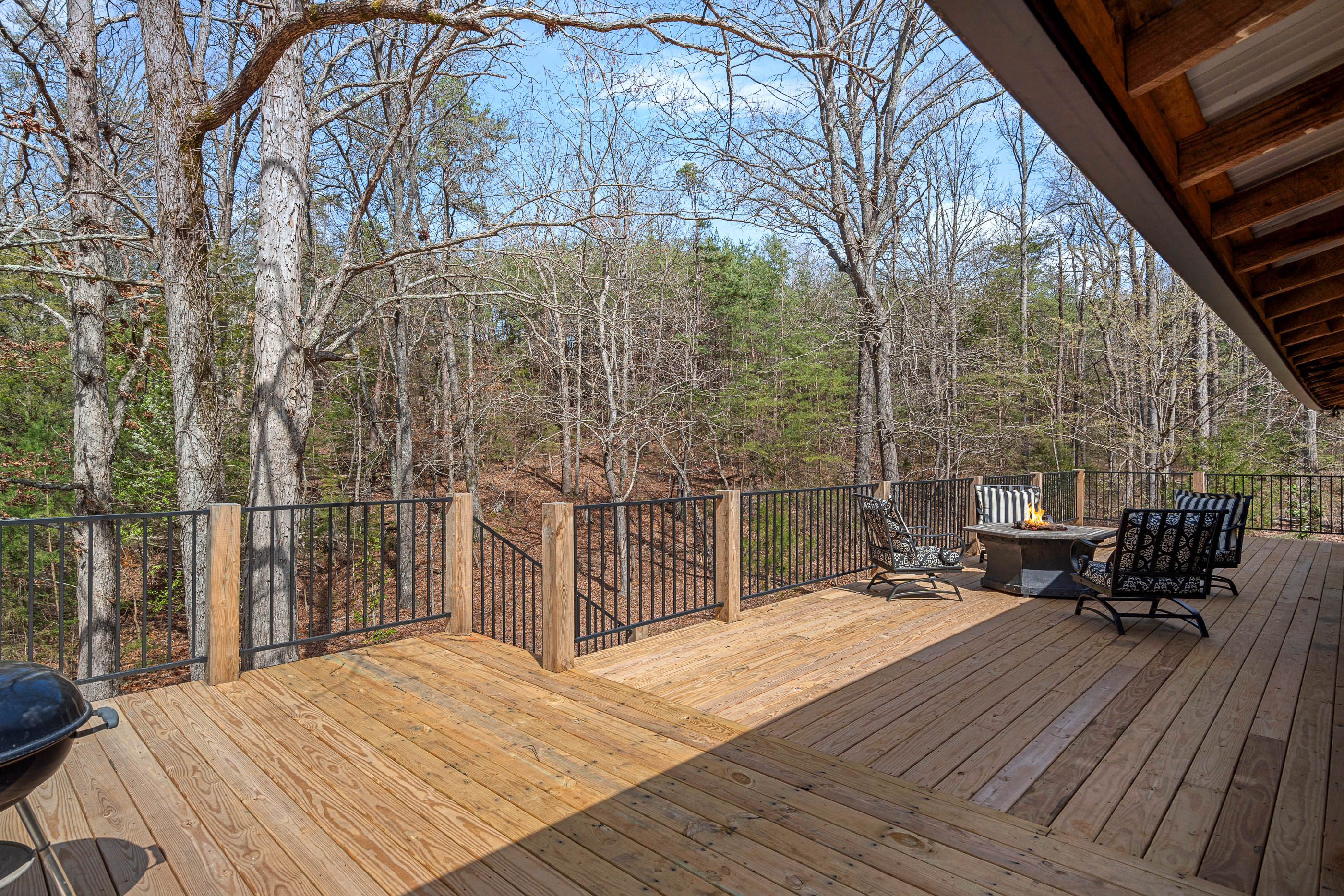 Locations Hub - East Tennessee Home and barn on 10-acres