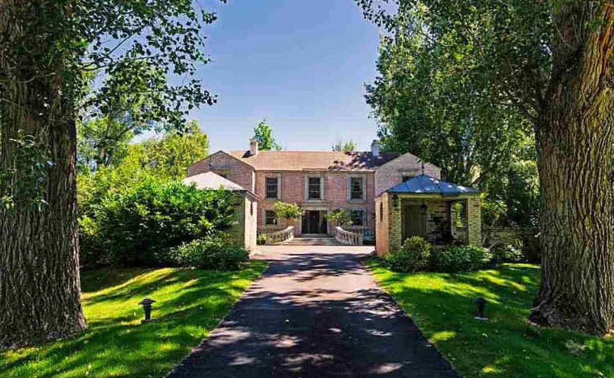 Locations Hub - The Caffrey Estate