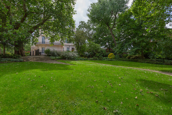 Locations Hub - Stirling Square Gardden